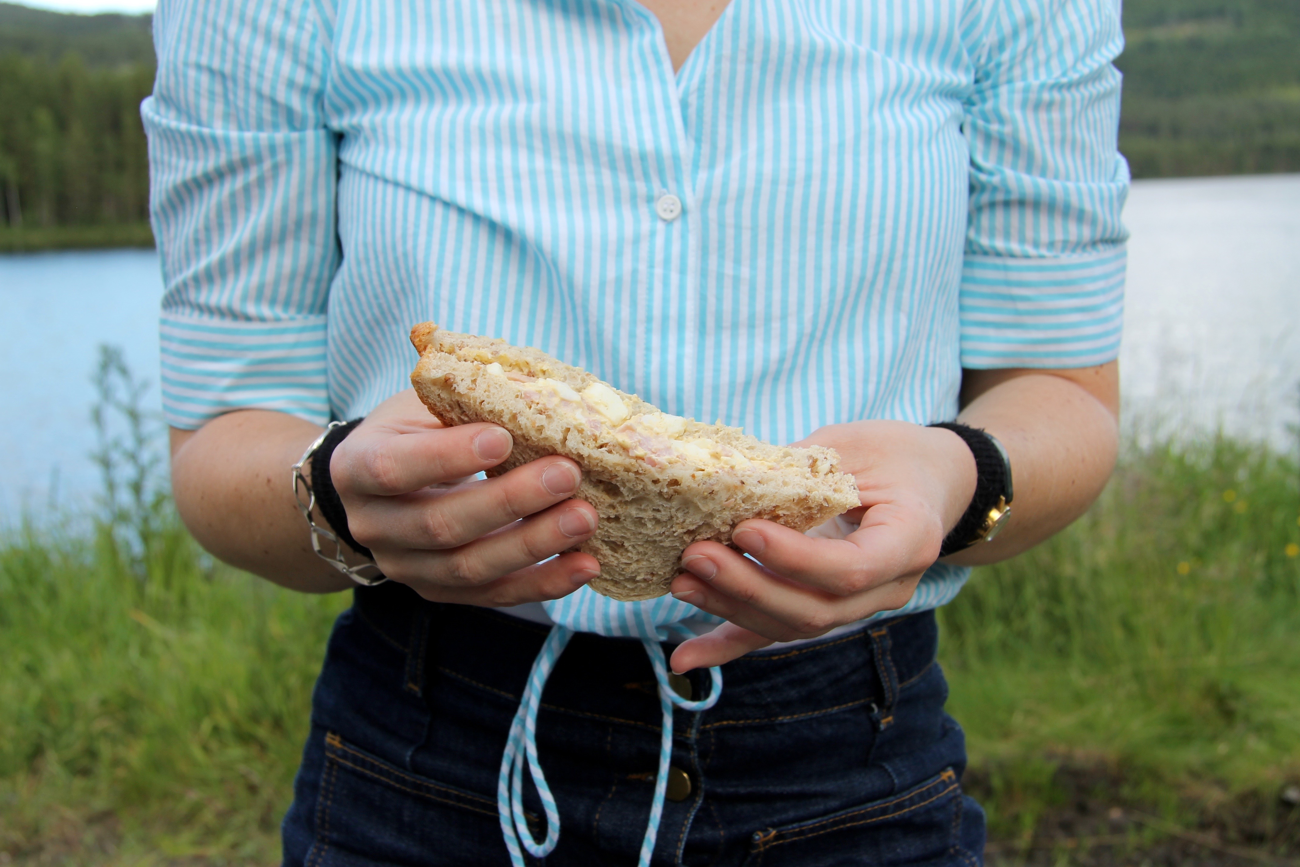 Grillet halloumitoast med avokado, kylling og honning